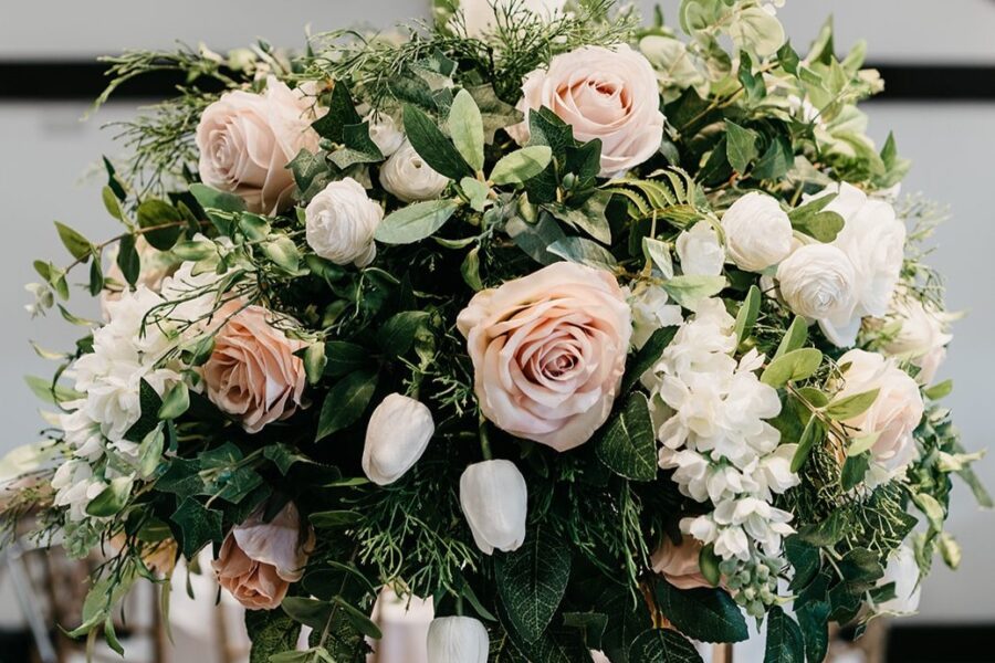 What Flowers Are in Season for a Spring Wedding?