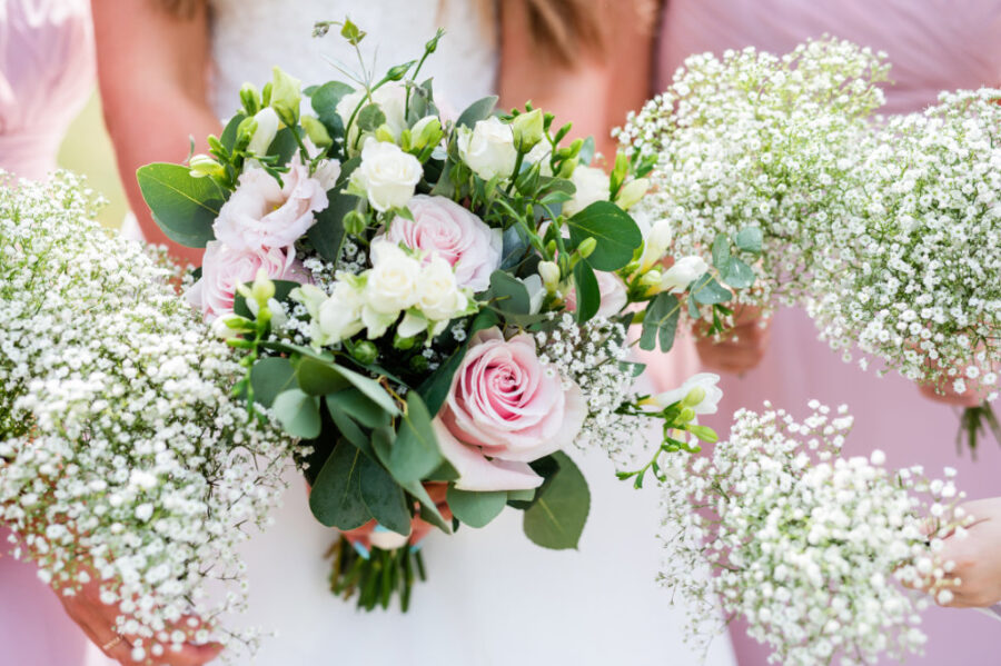 What Flowers Are in Season for a Spring Wedding?